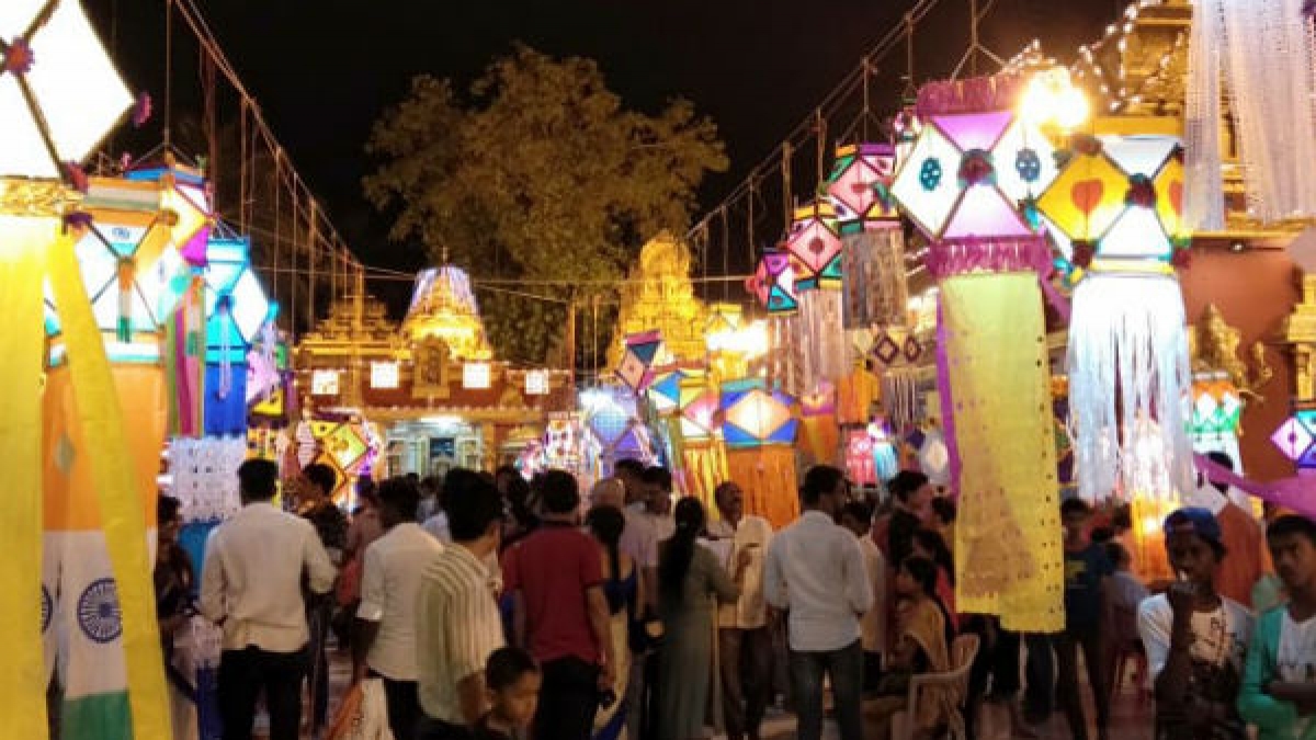 ದೀಪಾವಳಿ ಸಡಗರ ಹೆಚ್ಚಿಸಲು ಮಾರುಕಟ್ಟೆಗೆ ಬಂದ ಆಕರ್ಷಕ ಆಕಾಶಬುಟ್ಟಿಗಳು | There are ...