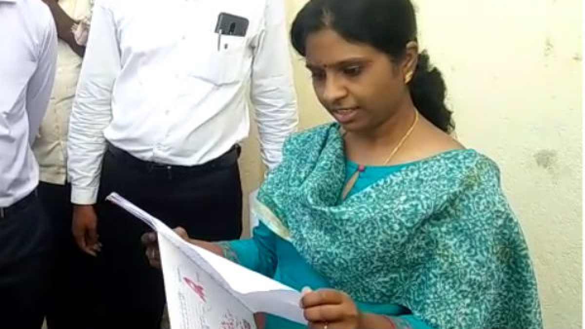 "ಚೋಟುದ್ದ ಇಲ್ಲ, ಐ ಲವ್ ಯೂ ನಾ?" ಧಾರವಾಡ ಡಿಸಿ ಅಚ್ಚರಿಗೊಂಡಿದ್ದೇಕೆ? | Dc Deepa ...