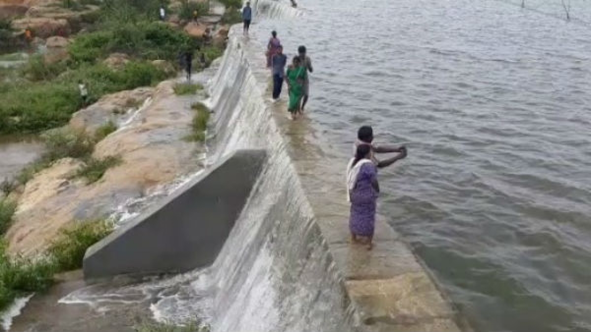 S Agrahara lake in Kolar : ಬರದನಾಡು ಕೋಲಾರದಲ್ಲಿ ಅಪರೂಪದ ಮಳೆ; ಕೋಡಿ ಹರಿದ ...