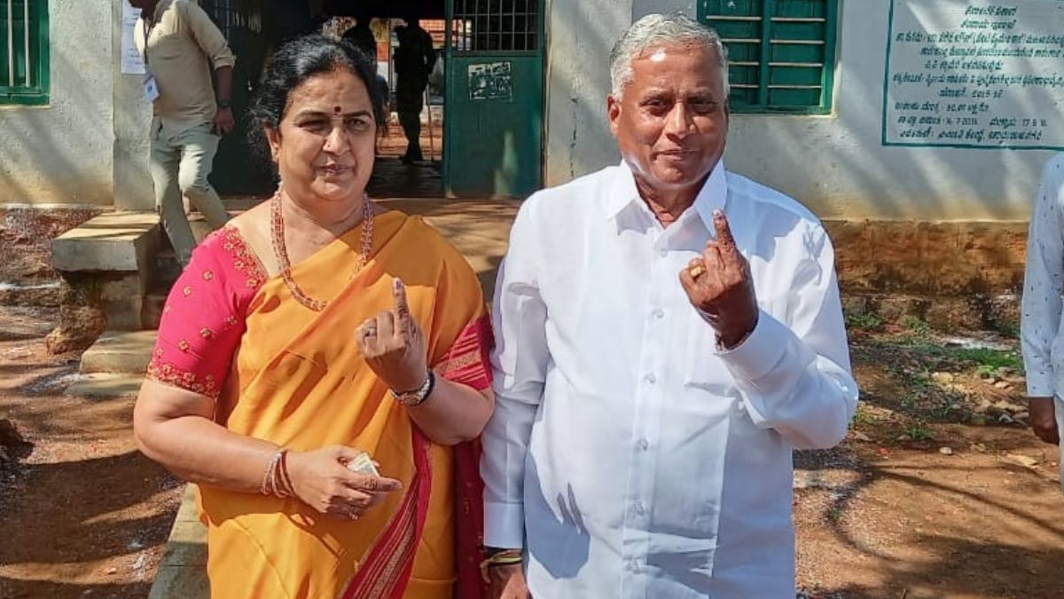 V Somanna Casted Vote: ಚಾಮರಾಜನಗರದಲ್ಲಿ ಕುಟುಂಬ ಸಮೇತರಾಗಿ ಮತ ಚಲಾಯಿಸಿದ ವಿ ...