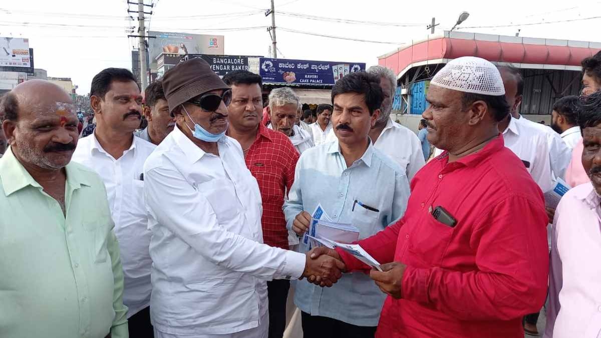 ಚುನಾವಣಾ ಪ್ರಚಾರದಲ್ಲೂ ವಿಭಿನ್ನತೆ: ಹಣ್ಣು ಮಾರಿ ಮತಯಾಚನೆ ಮಾಡಿದ ವಾಟಾಳ್ ನಾಗರಾಜ್ ...