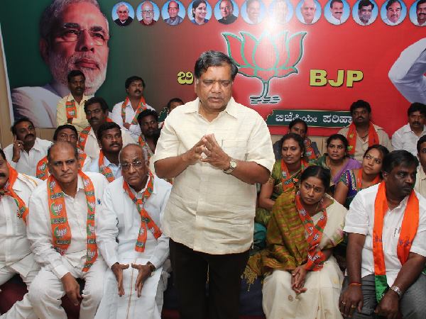 'ಬಳ್ಳಾರಿ ಡಿಸಿ ಕಾಂಗ್ರೆಸ್ ಏಜೆಂಟ್' ಎಂದ ಶೆಟ್ಟರ್ | Former CM Jagadish ...