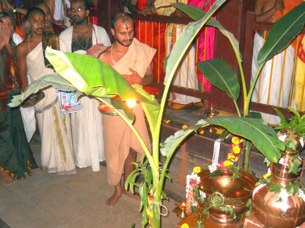 ಸವಣೂರಲ್ಲಿ ಸತ್ಯಾತ್ಮತೀರ್ಥರಿಂದ ನೀರು ತುಂಬುವ ಹಬ್ಬ | Naraka Chaturdashi ...