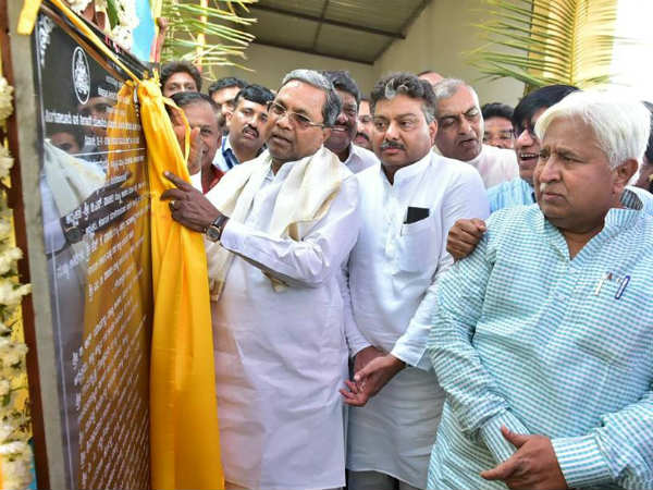 ರೈತರನ್ನು ದೂರ ತಳ್ಳಿದ ಸಚಿವ ಎಚ್.ಕೆ. ಪಾಟೀಲ್ | Minister H.K Patil misbehaves ...