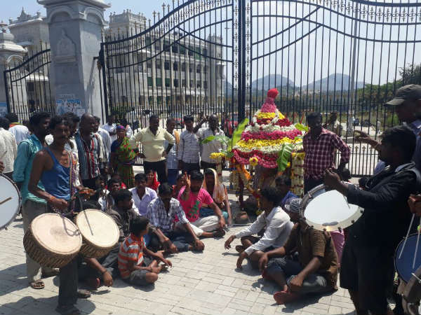 ಸ್ಮಶಾನಕ್ಕಾಗಿ ಜಿಲ್ಲಾಧಿಕಾರಿಗಳ ಕಛೇರಿ ಮುಂದೆ ಶವವಿಟ್ಟು ಪ್ರತಿಭಟನೆ | Villagers ...