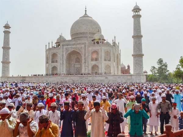 ತಾಜ್ ಮಹಲ್ ಆವರಣದಲ್ಲಿ ನಮಾಜ್ ಗೆ ಪ್ರತಿಯಾಗಿ ಆರತಿ, ಪೂಜೆ! | Pooja in Taj Mahal ...