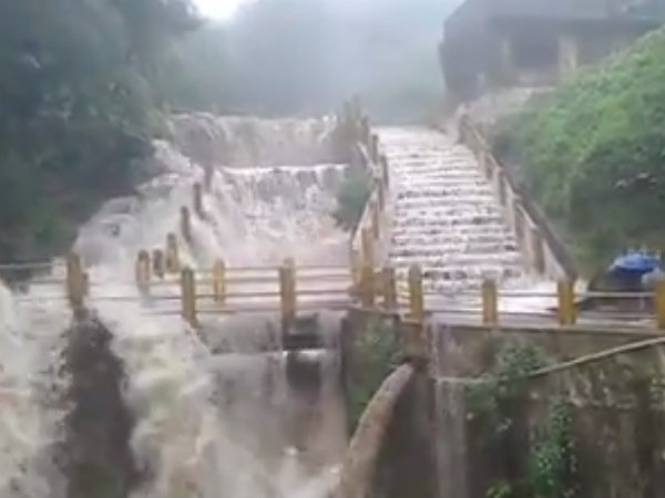 ಮಲೆನಾಡಲ್ಲಿ ಅಲ್ಲಲ್ಲಿ ಮಳೆ, ಅಪಾಯದ ಮಟ್ಟ ಮೀರಿದ ಹೊನ್ನಮ್ಮನಹಳ್ಳ ಫಾಲ್ಸ್ ...