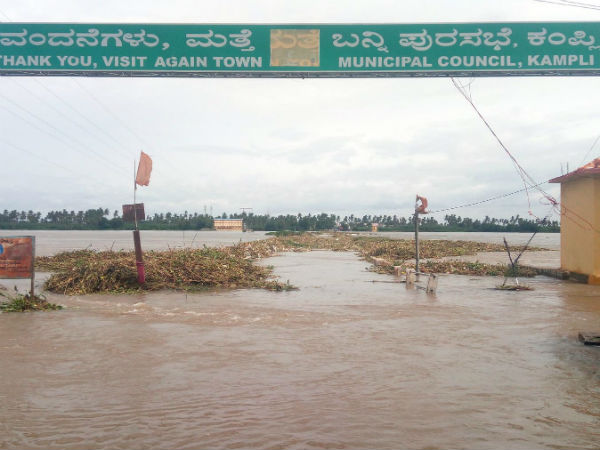 ತುಂಗಭದ್ರೆಯಿಂದ ಹರಿದ ನೀರು, ಮುಳುಗಿದ 60 ವರ್ಷ ಹಳೆಯ ಕಂಪ್ಲಿ ಸೇತುವೆ | Kampli ...