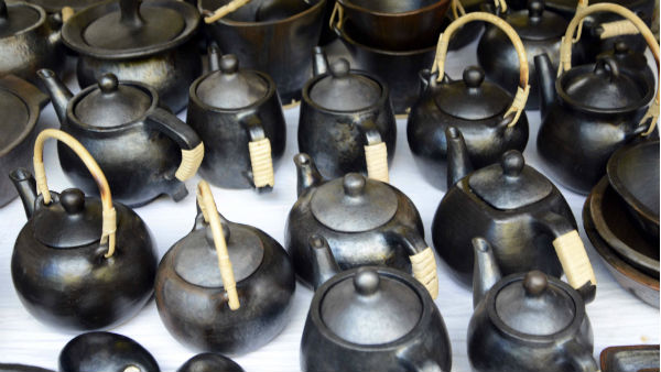 ಬೆಂಗಳೂರಿನ ಗ್ರಾಹಕರನ್ನು ಸೆಳೆಯುತ್ತಿರುವ ಮಣಿಪುರದ ಮಡಿಕೆ | Handamade Black ...