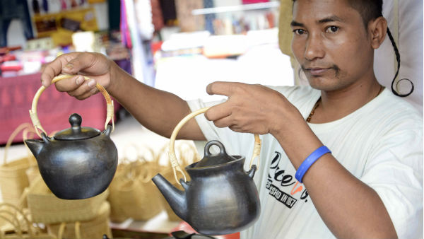 ಬೆಂಗಳೂರಿನ ಗ್ರಾಹಕರನ್ನು ಸೆಳೆಯುತ್ತಿರುವ ಮಣಿಪುರದ ಮಡಿಕೆ | Handamade Black ...
