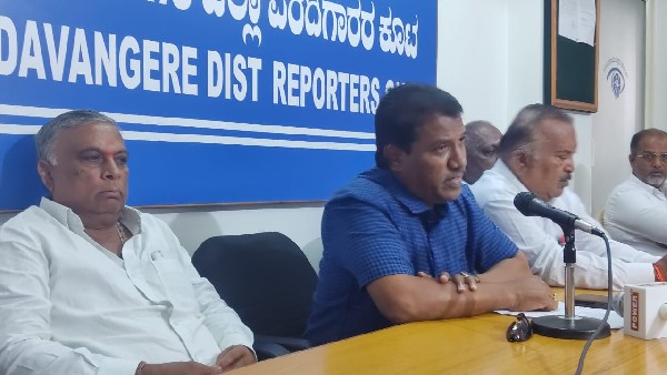 ದಾವಣಗೆರೆ: ಡಿಸಿಸಿ ಅಧ್ಯಕ್ಷ ಸ್ಥಾನದಿಂದ ಹೆಚ್. ಬಿ. ಮಂಜಪ್ಪನನ್ನು ವಜಾಗೊಳಿಸಿ ...