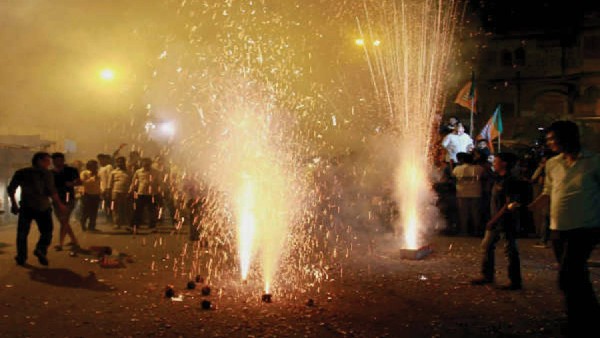 ಮಧ್ಯಪ್ರದೇಶ: ಬೆಂಕಿ ಚೆಂಡು ಎಸೆತ ಆಚರಣೆ ವೇಳೆ 30 ಮಂದಿಗೆ ಗಾಯ | Madhya Pradesh ...