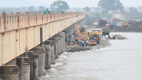 ಬಳ್ಳಾರಿ; ಸೇತುವೆಯ ಫಿಲ್ಲರ್ ದುರಸ್ತಿ, ಜನಪ್ರತಿನಿಧಿಗಳ ಮೊಕ್ಕಾಂ | Politicians ...