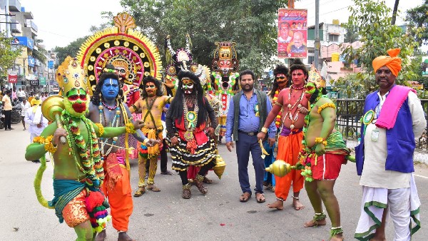 ಸಕ್ಕರೆ ನಾಡು ಮಂಡ್ಯದಲ್ಲಿ ಜಾನಪದ ಜಾತ್ರೆಯ ವೈಭವ, ಗಮನ ಸೆಳೆದ ಕಲಾತಂಡಗಳು ...