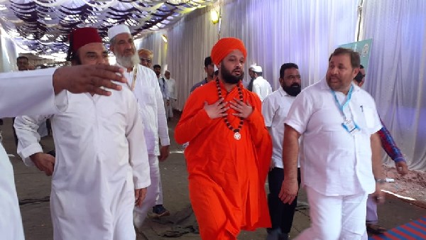 ಮಸೀದಿಗೆ ತೆರಳಿ ಪ್ರಾರ್ಥನೆ ವೀಕ್ಷಿಸಿದ ಸ್ವಾಮೀಜಿ: ಹಿಂದೂ ಮುಸ್ಲಿಂ ಸೌಹಾರ್ದತೆಗೆ ...