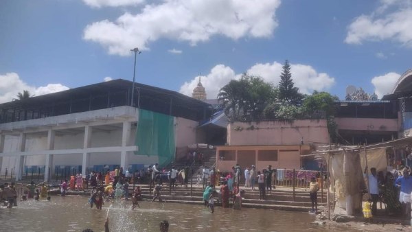 ಉಕ್ಕಡಗಾತ್ರಿಯ ಕರಿಬಸವೇಶ್ವರ ಸನ್ನಿಧಾನದಲ್ಲಿ ನೆರೆದ ಭಕ್ತಸಾಗರ: ಉಕ್ಕಡಗಾತ್ರಿ ಎಂದು ...