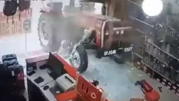 Ghost drive tractor: ಇದ್ದಕ್ಕಿದ್ದಂತೆ ಮುಂದಕ್ಕೆ ಸಾಗಿ ವಾಹನಗಳನ್ನು ಪುಡಿಪುಡಿ ...