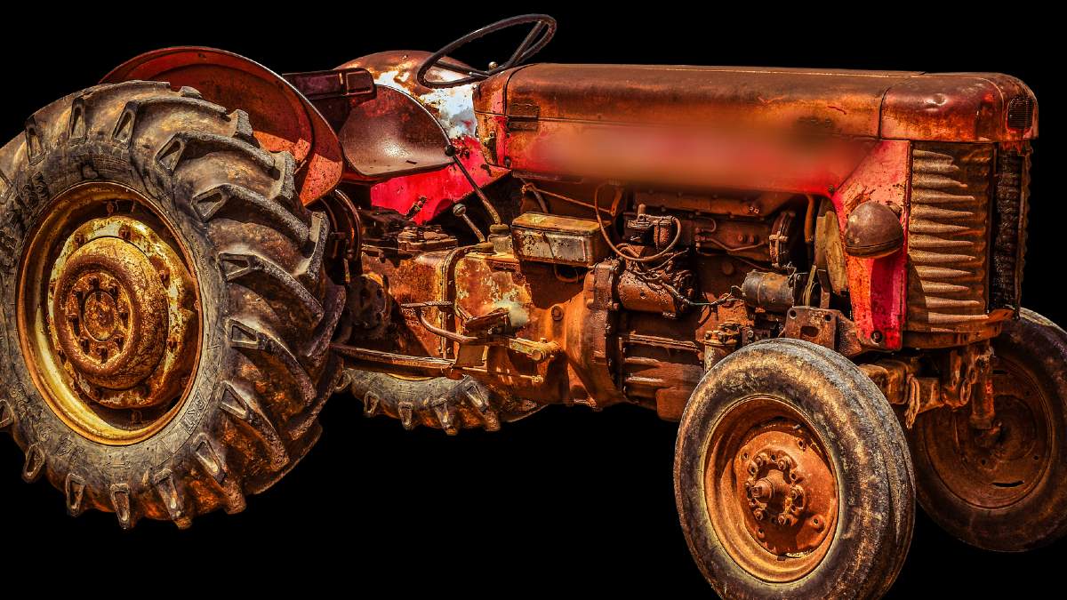 Ghost drive tractor: ಇದ್ದಕ್ಕಿದ್ದಂತೆ ಮುಂದಕ್ಕೆ ಸಾಗಿ ವಾಹನಗಳನ್ನು ಪುಡಿಪುಡಿ ...