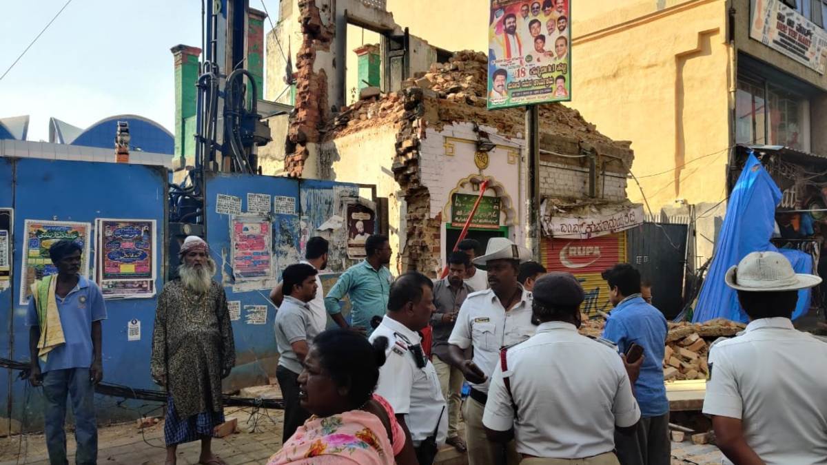 Bengaluru: ತೆರವು ಕಾರ್ಯಾಚರಣೆ ವೇಳೆ ದರ್ಗಾ ಕುಸಿತ, ಓರ್ವ ಸಾವು, ಇಬ್ಬರಿಗೆ ಗಂಭೀರ ...