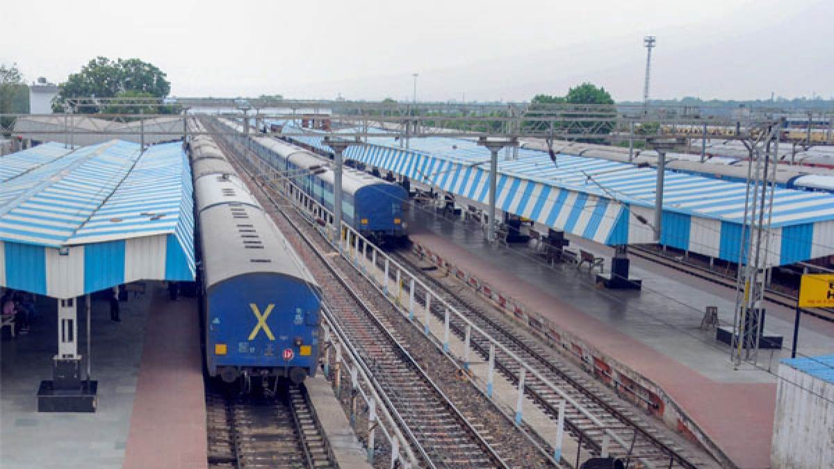 Indian Railways: ರೈಲಿನ ಕೊನೆಯ ಬೋಗಿ ಹಿಂದೆ "X" ಅಕ್ಷರವನ್ನು ಯಾಕೆ ಬರೆಯುತ್ತಾರೆ ...