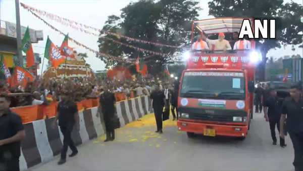 Narendra Modi Road Show: ಮೋಡದ ನಡುವೆಯೂ ಹೂಮಳೆಗೈದು ನರೇಂದ್ರ ಮೋದಿ ಸ್ವಾಗತಿಸಿದ ...