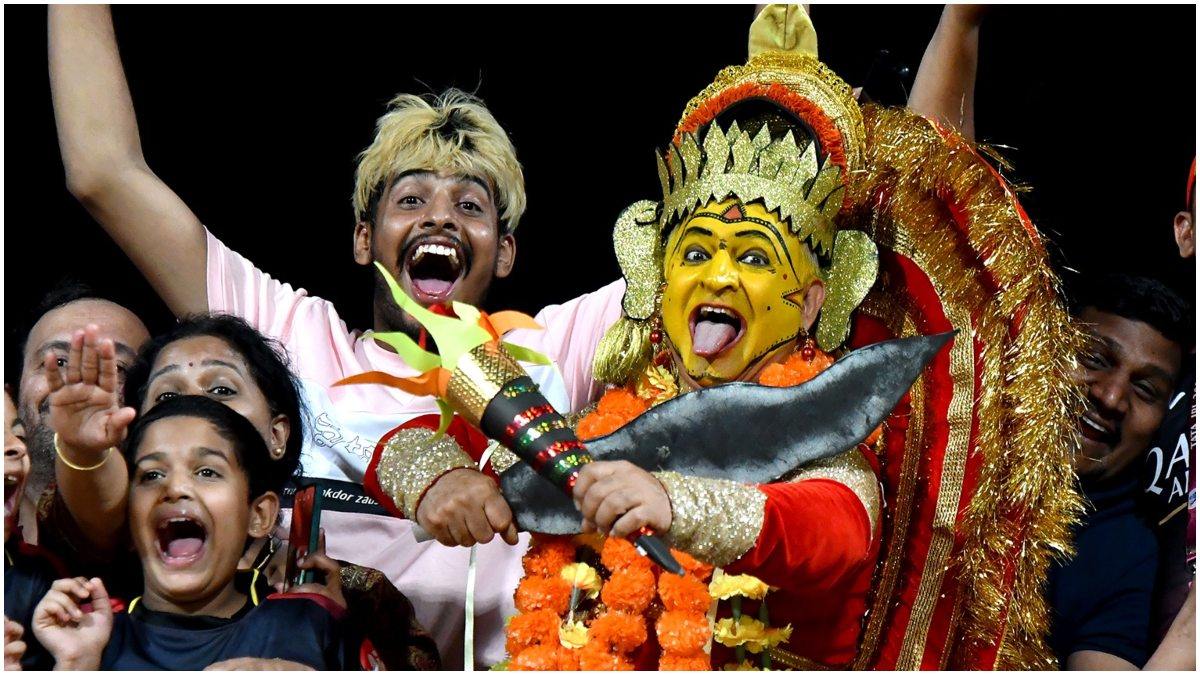 RCB vs MI: ಚಿನ್ನಸ್ವಾಮಿ ಅಂಗಳಕ್ಕೆ ಪಂಜುರ್ಲಿ ವೇಷ ಧರಿಸಿ ಬಂದ ಅಭಿಮಾನಿ: ವ್ಯಾಪಕ ...