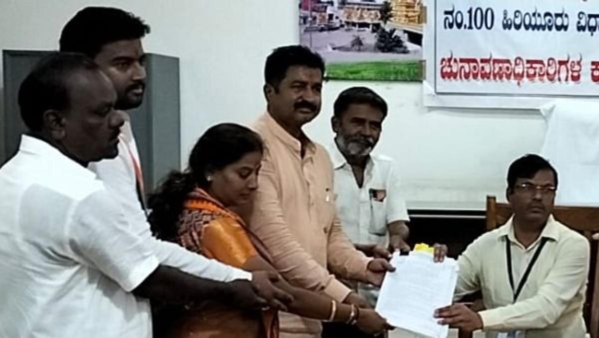 K.Poornima: ಹಿರಿಯೂರಿನಲ್ಲಿ ನಾಮಪತ್ರ ಸಲ್ಲಿಸಿದ ಶಾಸಕಿ ಕೆ.ಪೂರ್ಣಿಮಾ ಶ್ರೀನಿವಾಸ್ ...