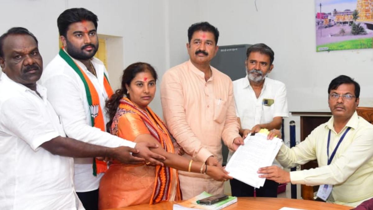 K.Poornima: ಹಿರಿಯೂರಿನಲ್ಲಿ ನಾಮಪತ್ರ ಸಲ್ಲಿಸಿದ ಶಾಸಕಿ ಕೆ.ಪೂರ್ಣಿಮಾ ಶ್ರೀನಿವಾಸ್ ...