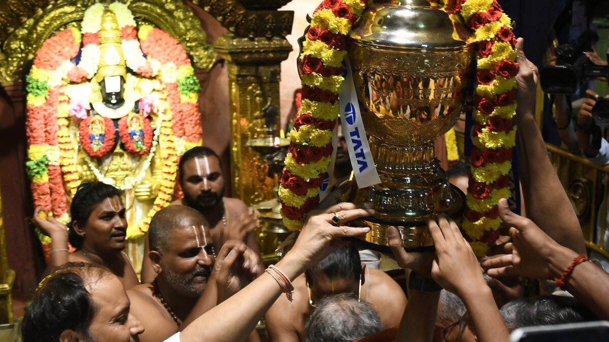 IPL Trophy: ತಿರುಪತಿ ತಿರುಮಲ ದೇವಸ್ಥಾನಕ್ಕೆ ಐಪಿಎಲ್ ಟ್ರೋಫಿಯನ್ನು ಕೊಂಡೊಯ್ದ ...