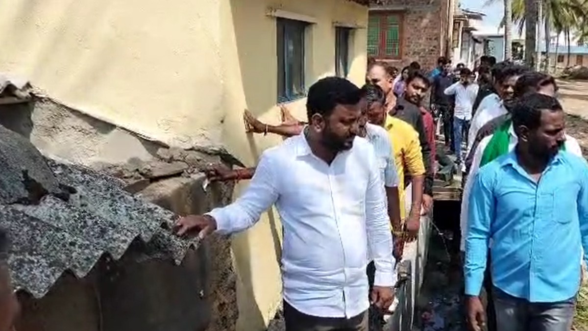ಹಾಸನ ಜಿಲ್ಲೆಯ ಮಳೆಹಾನಿ ಪ್ರದೇಶಗಳಿಗೆ ಭೇಟಿ ನೀಡಿದ ಶಾಸಕ ಸ್ವರೂಪ್ ಪ್ರಕಾಶ್ ...