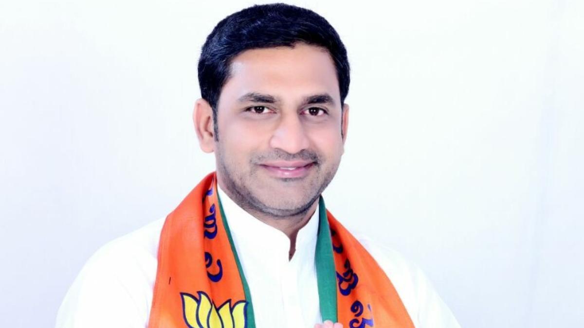 ಹಾಸನ: ಪೋಷಕರ ಜೊತೆ ಬಂದು ಮತ ಚಲಾಯಿಸಿದ ಪ್ರೀತಂ ಗೌಡ | Hassan MLA Preetham ...