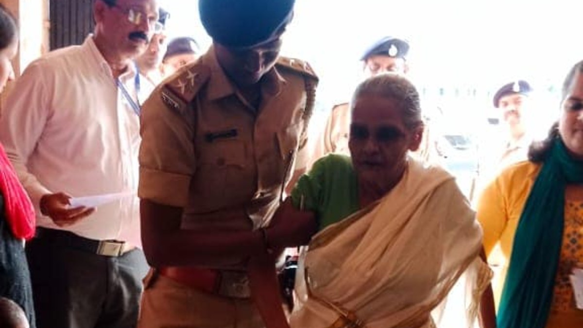 ಶಿವಮೊಗ್ಗ; ಮತಗಟ್ಟೆಗೆ ಬಂದು ಮತ ಹಾಕಿದ 101 ವರ್ಷದ ವೃದ್ಧೆ | Karnataka ...