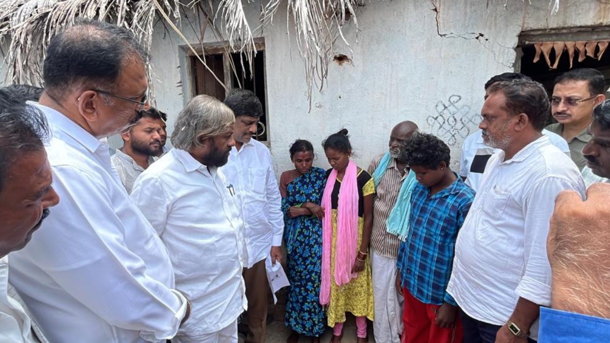 ಚನ್ನಪಟ್ಟಣ: ಆನೆ ದಾಳಿಗೆ ಬಲಿಯಾದ ರೈತನ ಕುಟುಂಬಕ್ಕೆ ₹15 ಲಕ್ಷ ಪರಿಹಾರದ ಚೆಕ್ ...