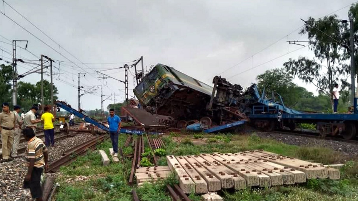 2 ಗೂಡ್ಸ್ ರೈಲುಗಳ ನಡುವೆ ಮುಖಾಮುಖಿ ಡಿಕ್ಕಿ, ಹಳಿ ತಪ್ಪಿದ 12 ಬೋಗಿ | West Bengal ...