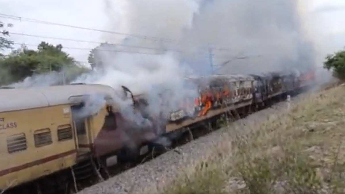 Falaknuma Express Catch Fire: ಚಲಿಸುತ್ತಿದ್ದ ರೈಲಿನಲ್ಲಿ ಬೆಂಕಿ, ಮೂರು ...