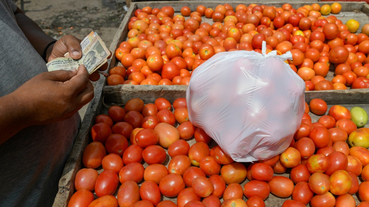 Tomato Price: 140 ರೂಪಾಯಿಗೆ ತಲುಪಿದ ಟೊಮ್ಯಾಟೋ ಬೆಲೆ | Skyrocketing Tomato Prices Hit Rs. 140/kg in ...