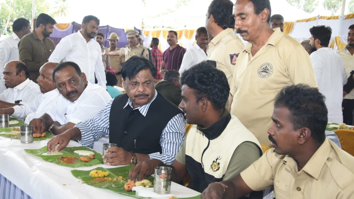 ಮೈಸೂರು: ಮಾವುತರು ಮತ್ತು ಕಾವಾಡಿಗರ ಕುಟುಂಬದವರ ಜೊತೆ ಕುಳಿತು ಊಟ ಸವಿದ ಸಚಿವ ಹೆಚ್ ...