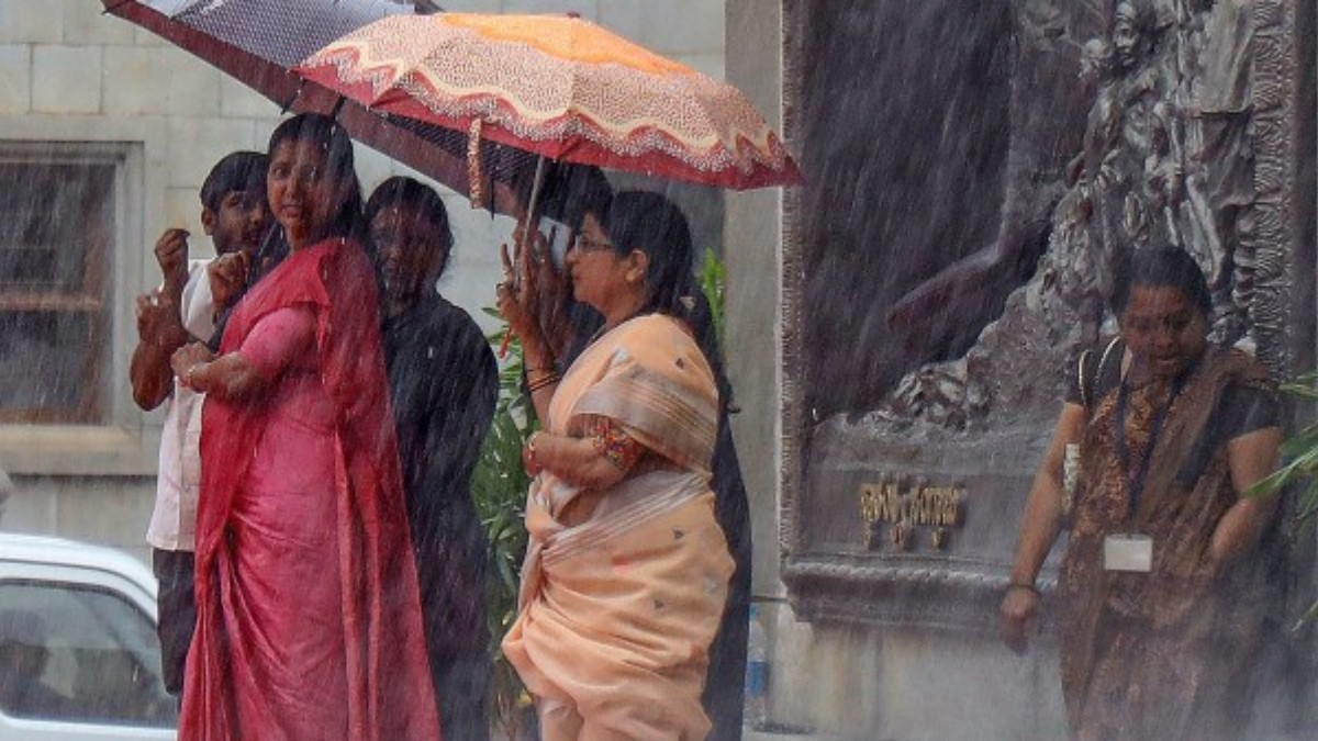 Karnataka Rain: ಗುಡುಗು ಸಹಿತ ಭಾರೀ ಮಳೆ ಮುನ್ಸೂಚನೆ, ಎಲ್ಲೆಲ್ಲಿ?, ಇಲ್ಲಿದೆ ...