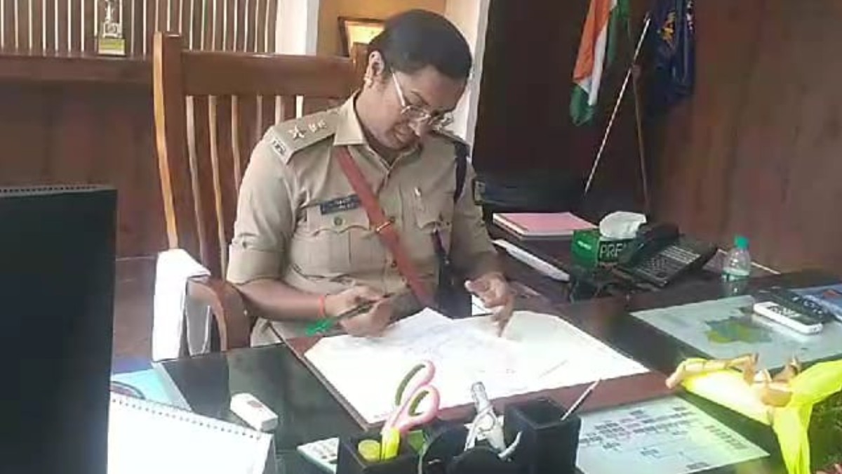 ಒಂದೇ ಜಿಲ್ಲೆಯಲ್ಲಿ ಪತಿ ಅಬಕಾರಿ ಇಲಾಖೆ ಉಪ ಆಯುಕ್ತ, ಪತ್ನಿ ಪೊಲೀಸ್ ...