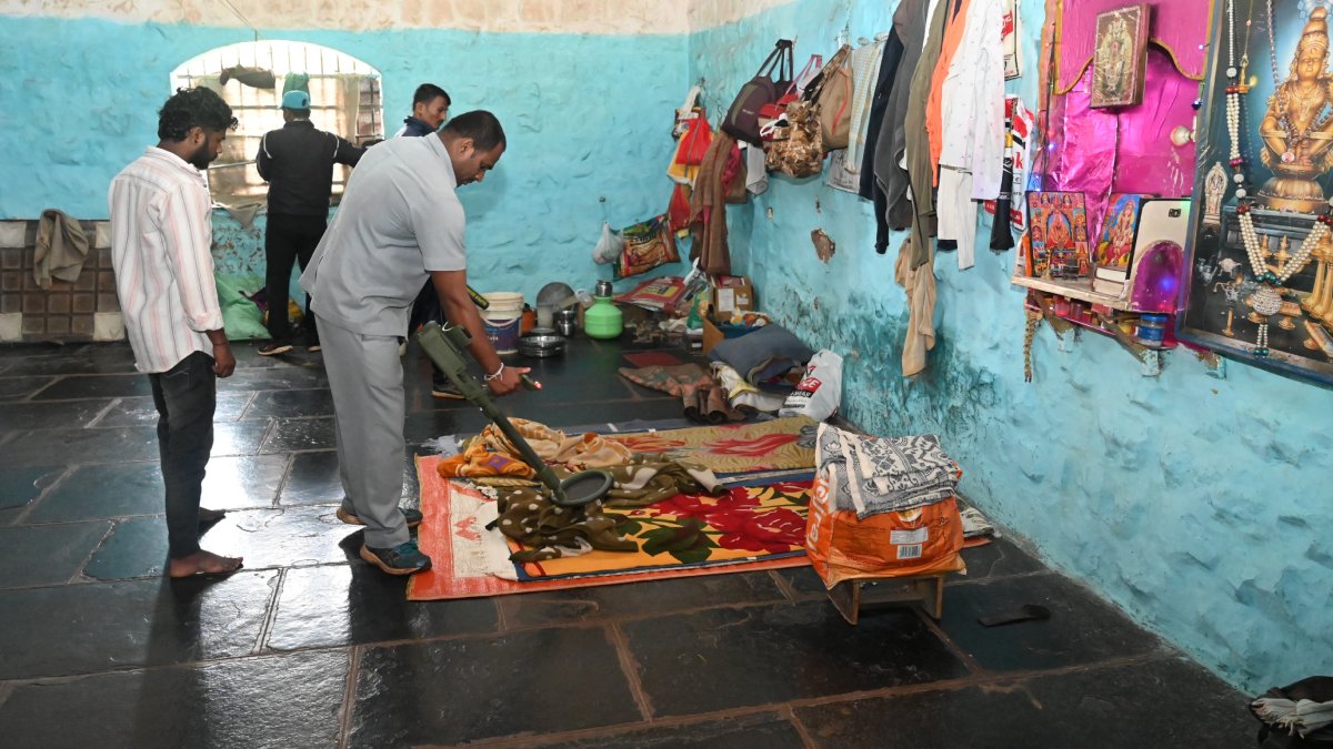 ಬೆಳಗಾವಿ: ಹಿಂಡಲಗಾ ಜೈಲಿನ ಮೇಲೆ ಪೊಲೀಸರ ದಿಢೀರ್‌ ದಾಳಿ | Sudden Raid on ...